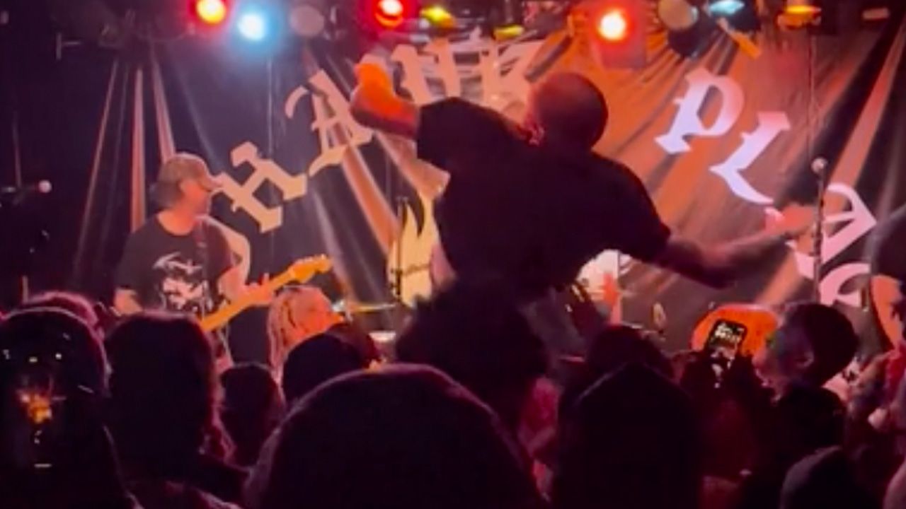 Wypadek na koncercie Trophy Eyes John Floreani | TVP INFO