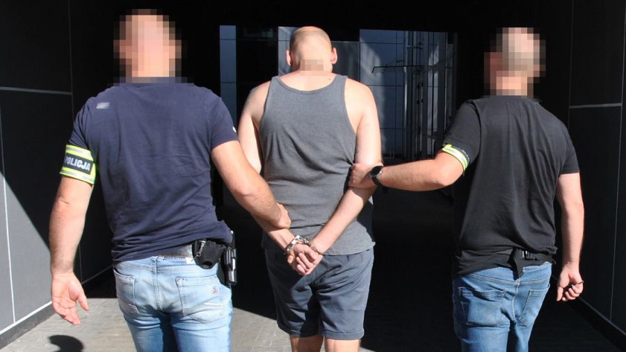 Narkotyki w słoiku. Agresywny 30-latek podczas zatrzymania ugryzł ... Narkotyki w słoiku. Agresywny 30-latek podczas zatrzymania ugryzł ...