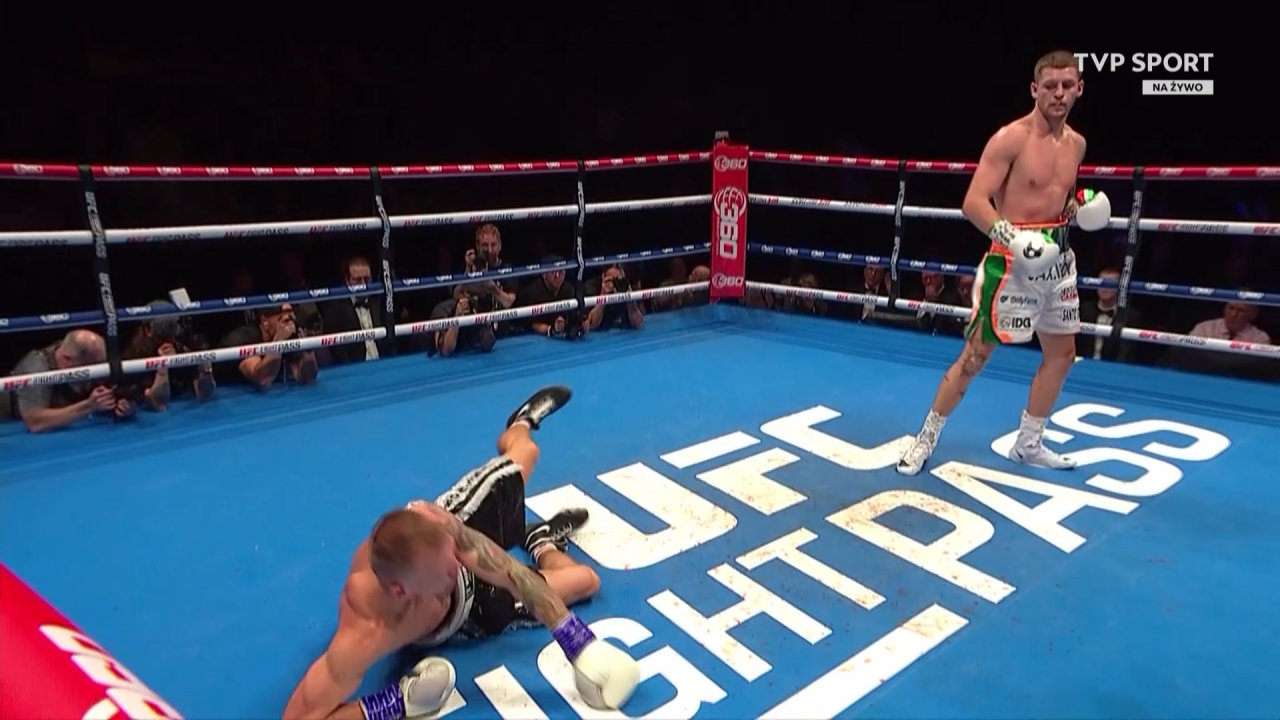 Runowski odebrał bolesną lekcję boksu. Potężny cios powalił go na deski ...