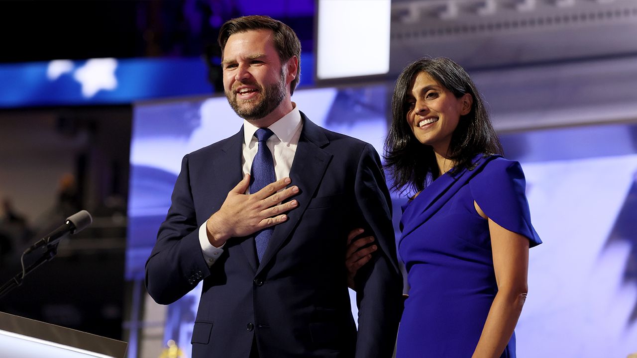 J.D. Vance leci wraz z żoną. Kontrowersje wokół podróży na Grenlandię | TVP INFO