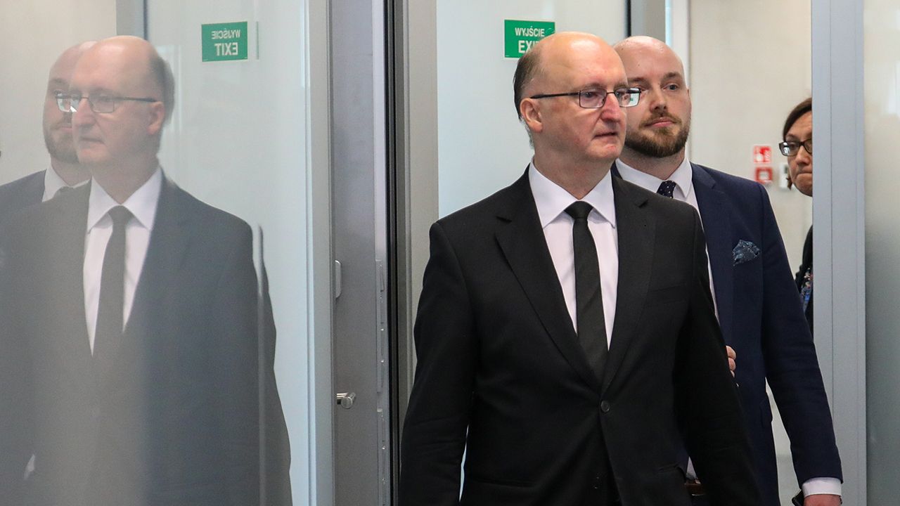 Wawrzyk przed komisją ds. afery wizowej. Odmówił składania zeznań | TVP INFO