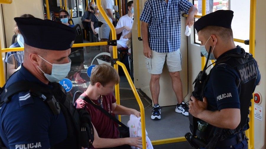 Pamiętajmy, maseczki nadal obowiązkowe w pomieszczeniach zamkniętych Pamiętajmy, maseczki nadal obowiązkowe w pomieszczeniach zamkniętych