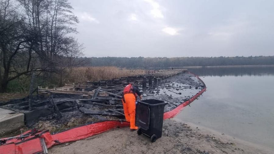 Krajobraz po pożarze. Fatalny widok nad lubianym jeziorem [ZDJĘCIA]