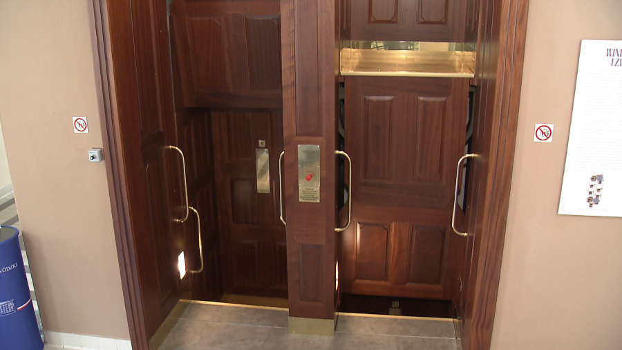 Słynna winda znowu działa. Wrócił wiedeński szyk