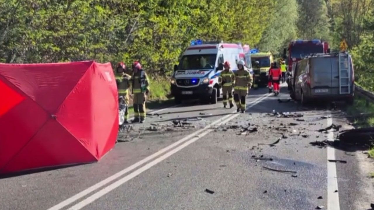 Zderzenie busa i osobówki. Nie żyje kobieta, pięć osób rannych | TVP INFO