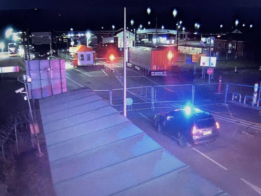 does the border close at night