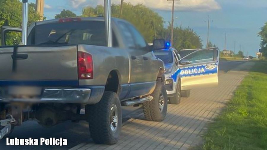 9 osób przewożonych na "pace" pickupa bez jakiegokolwiek zabezpieczenia