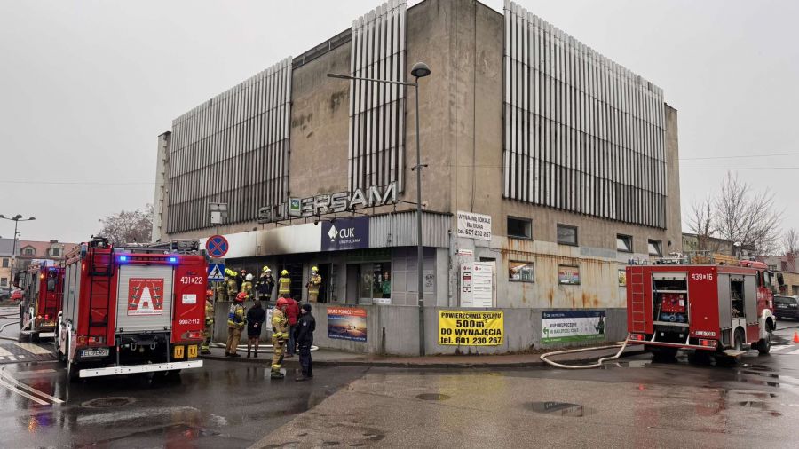 Pożar chińskiego marketu. Ewakuowano 12 osób [ZDJĘCIA]