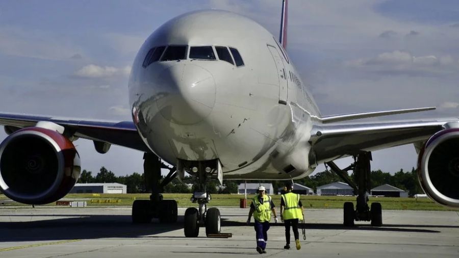 Na lotnisku wylądował Boeing 777. To największy na świecie samolot ...
