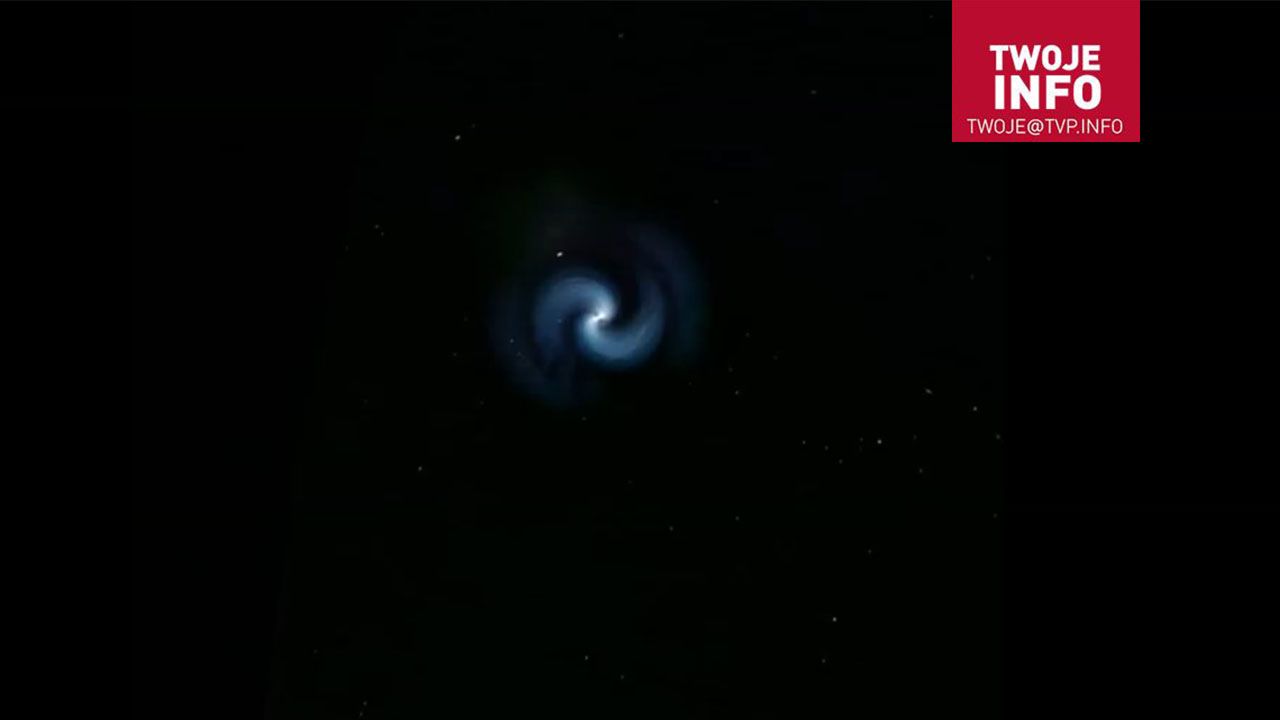 Kosmiczny wir nad Polską. Efekt zrzutu paliwa z rakiety Falcon 9 (Spacex/Elon Musk) | TVP INFO