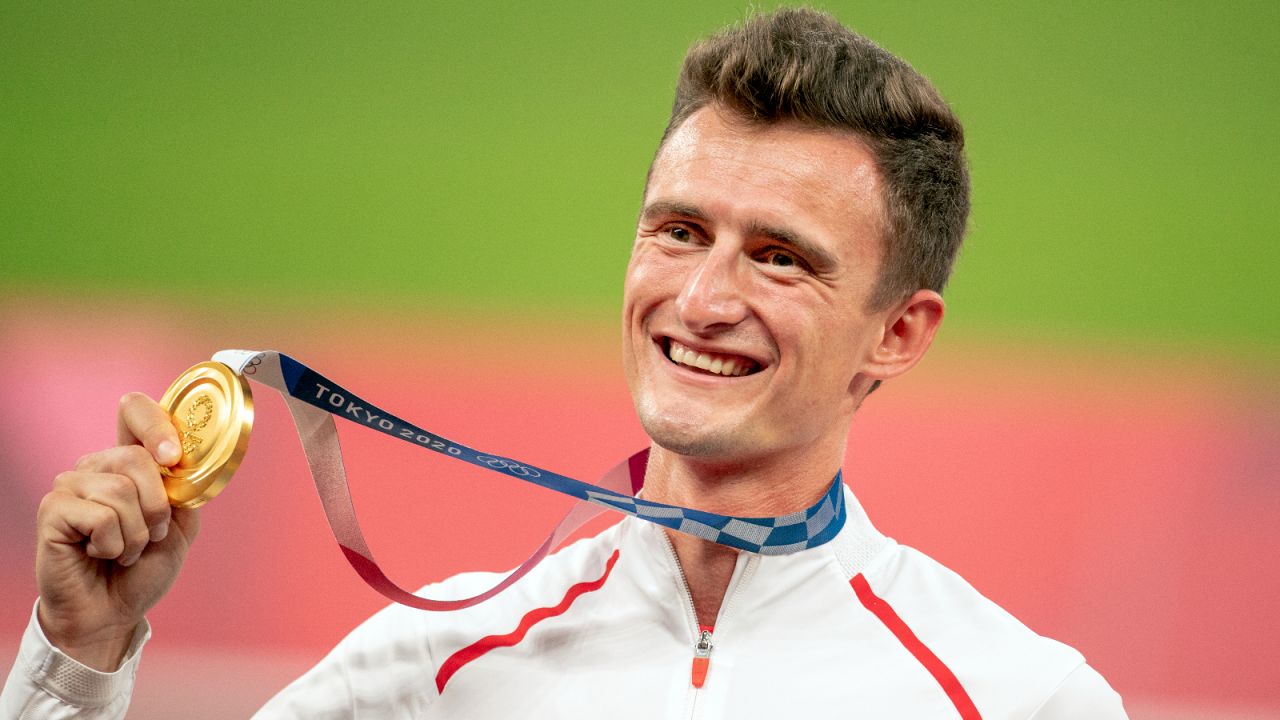 Polski mistrz olimpijski kuszony przez freak fighty. Polski mistrz olimpijski kuszony przez freak fighty.