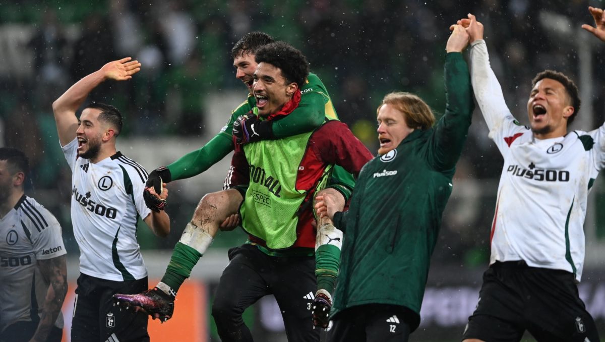 Legia Warszawa zagra z Chelsea. Awans nie do zapomnienia i spod znaku Kacpra Tobiasza | TVP SPORT