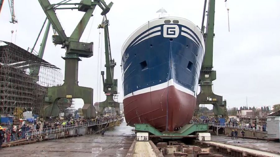 Wodowanie pierwszego z trzech innowacyjnych promów w Remontowej