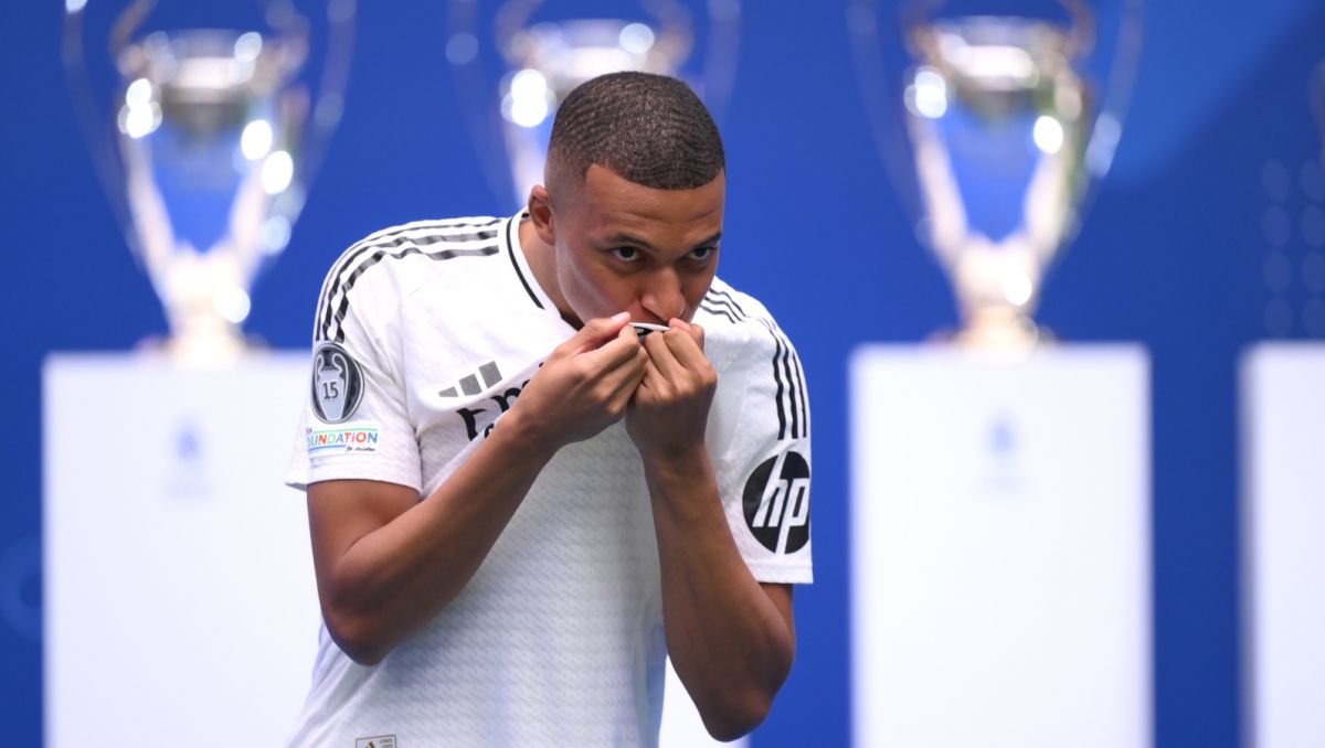 Kylian Mbappe został oficjalnie zaprezentowany jako nowy piłkarz Realu Madryt. Francuz pocałował ...