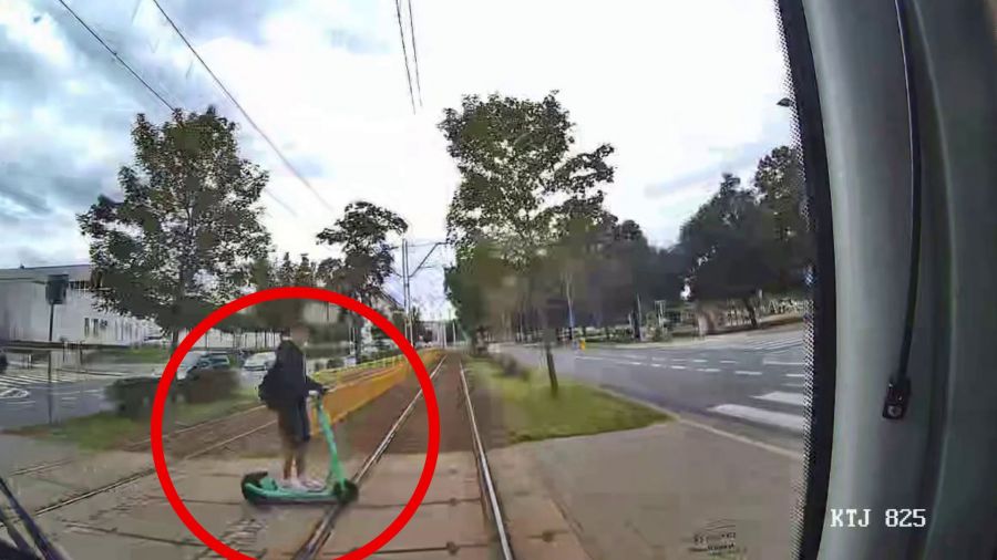Tramwaj potrącił 19-latka na hulajnodze. Nastolatek miał słuchawki na uszach [WIDEO]