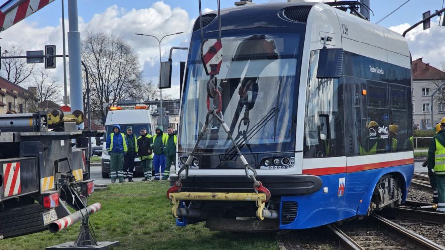 W Bydgoszcz tramwaj wypadł z szyn. Tym razem niskopodłogowy skład Pesy linii nr 10 na rondzie ...
