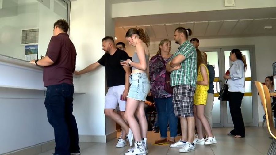 Wakacje za pasem. Kolejki po paszport i kartę EKUZ Wakacje za pasem. Kolejki po paszport i kartę EKUZ