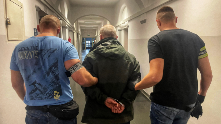 Uciekał przed policją kradzionym autem. Złodziej-recydywista w areszcie ...