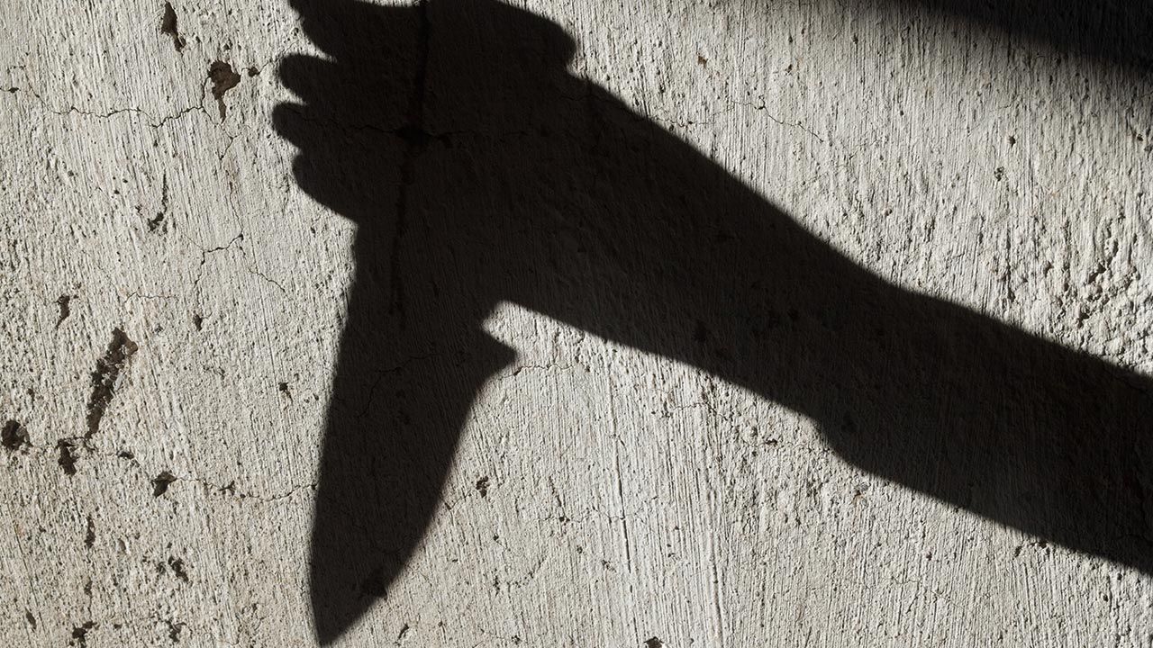 Podczas libacji śmiertelnie ugodził kolegę nożem. Tłumaczy, że stanął w ... Podczas libacji śmiertelnie ugodził kolegę nożem. Tłumaczy, że stanął w ...