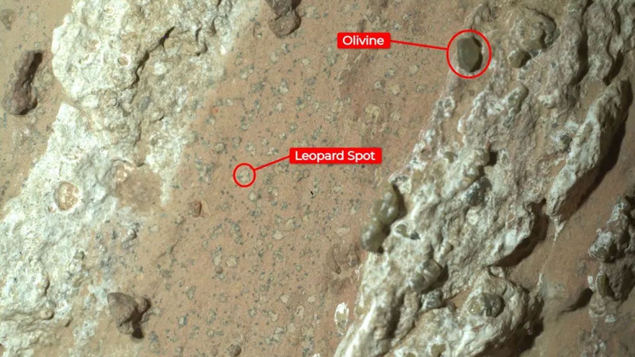 Czy na Marsie było życie? Misja kosmicznego łazika przynosi owoce | TVP INFO